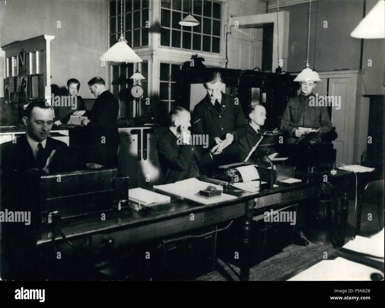 1948 - Telegraph Room, Buckingham Palace Post Office © Keystone ...