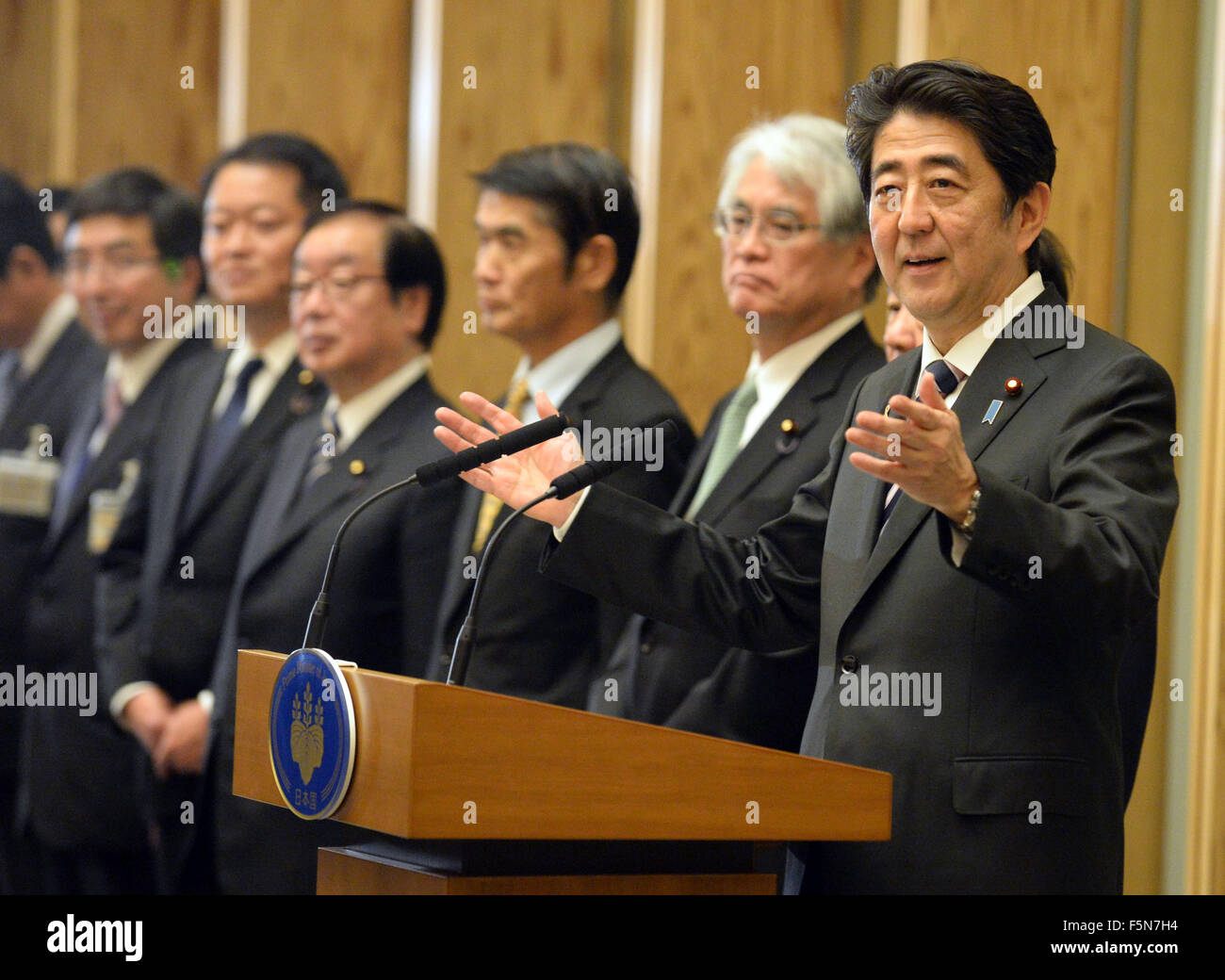 Tokyo, Japan. 6th Nov, 2015. Japanese Prime Minister Shinzo Abe (1st R ...