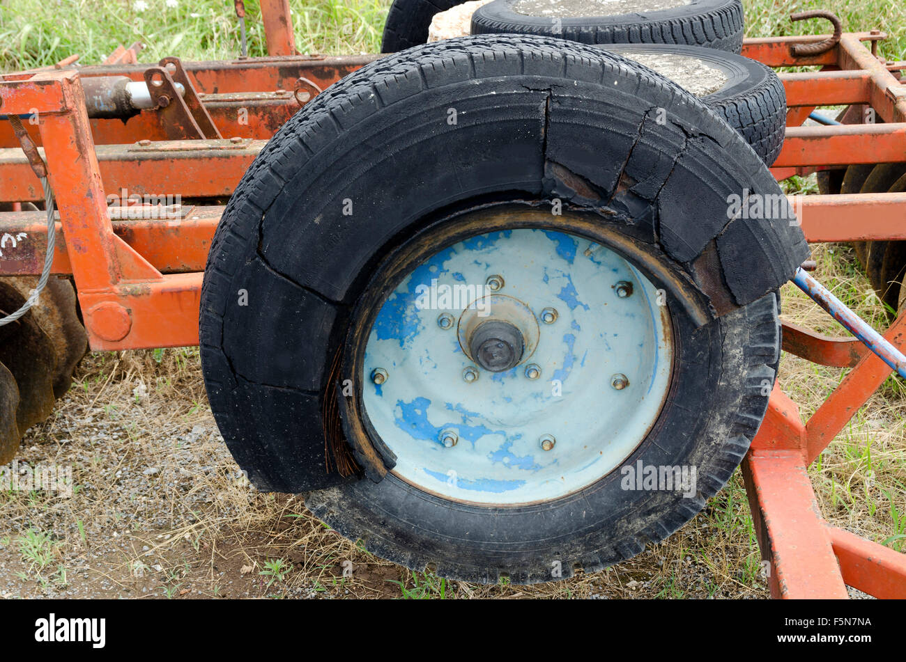 Sun block for the tire on a trailer made of a tire, picture from the ...