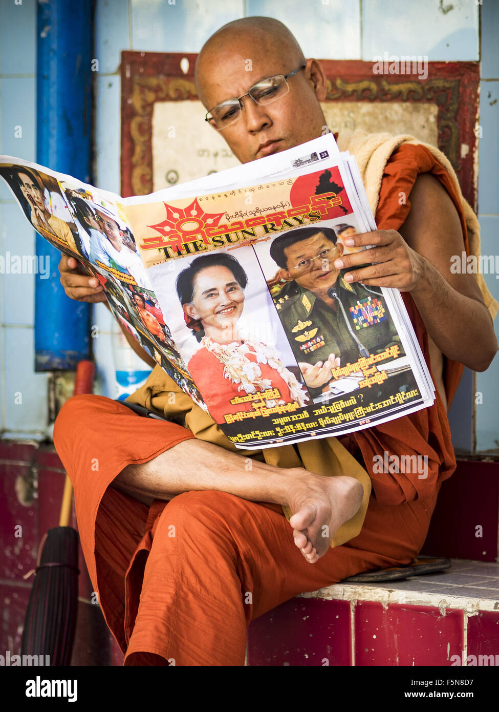 Yangon, Yangon Division, Myanmar. 7th Nov, 2015. A Buddhist monk reads ...