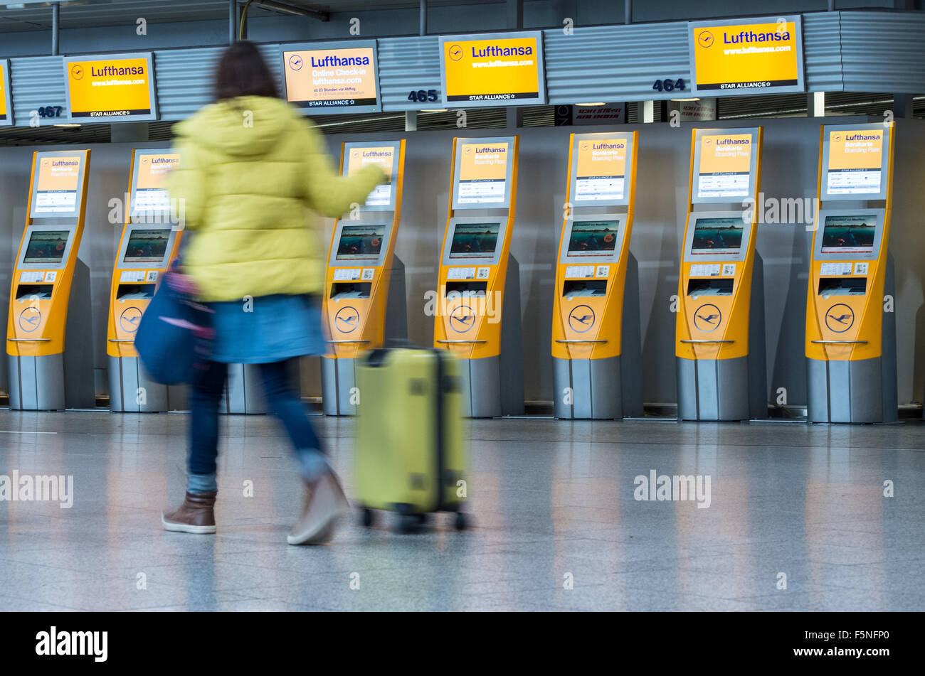 Check in machines frankfurt airport frankfurt hi-res stock photography ...