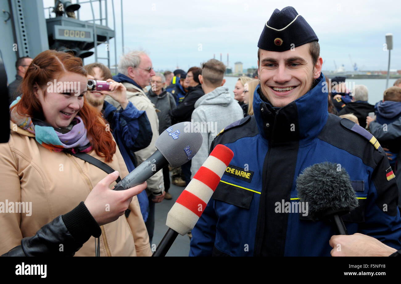 Wilhelmshaven, Germany. 07th Nov, 2015. Lieutenant Wolf and his future ...