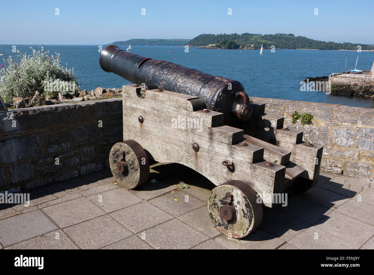 Ships cannon hi-res stock photography and images - Alamy