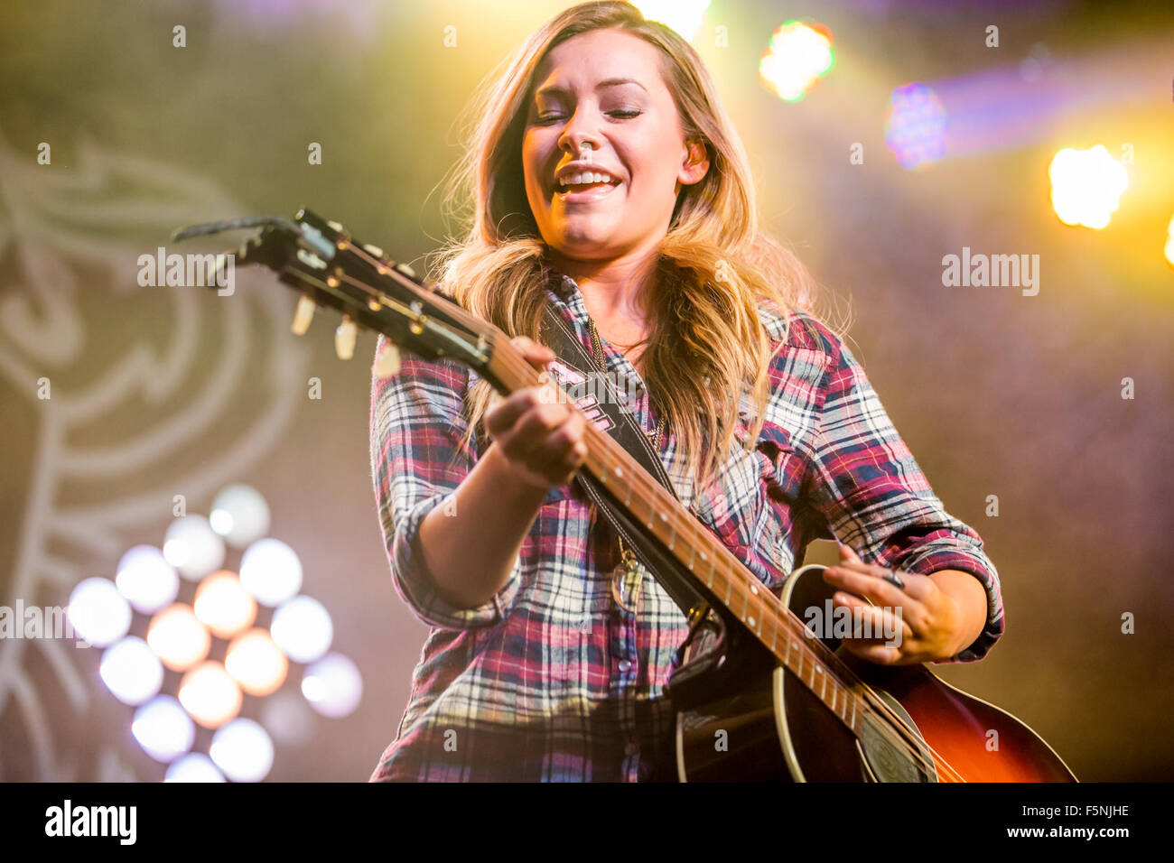 Detroit, Michigan, USA. 6th Nov, 2015. TAYLOR DYE of MADDIE & TAE ...