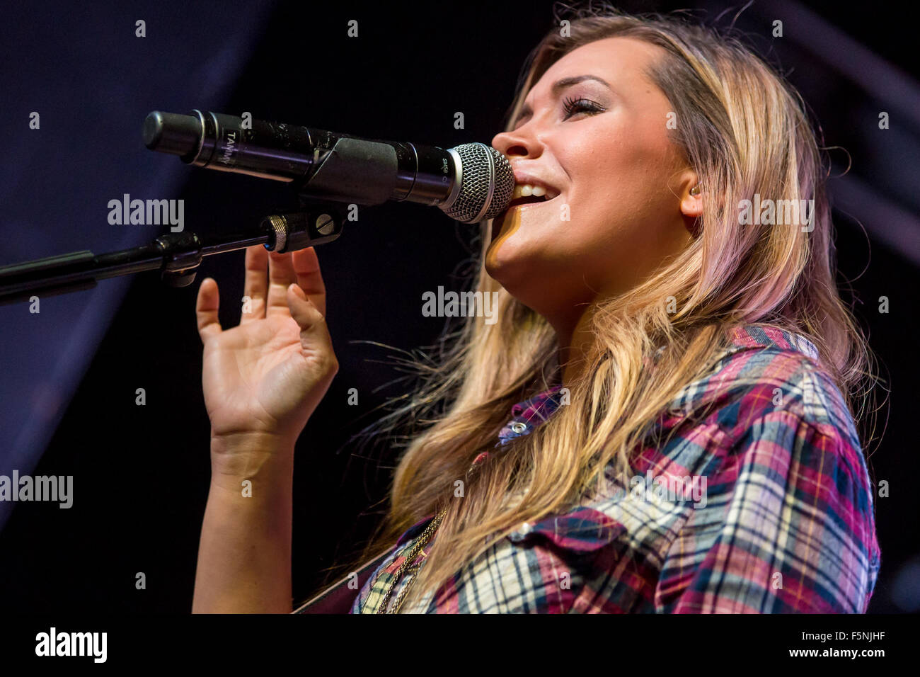 Detroit, Michigan, USA. 6th Nov, 2015. TAYLOR DYE of MADDIE & TAE ...