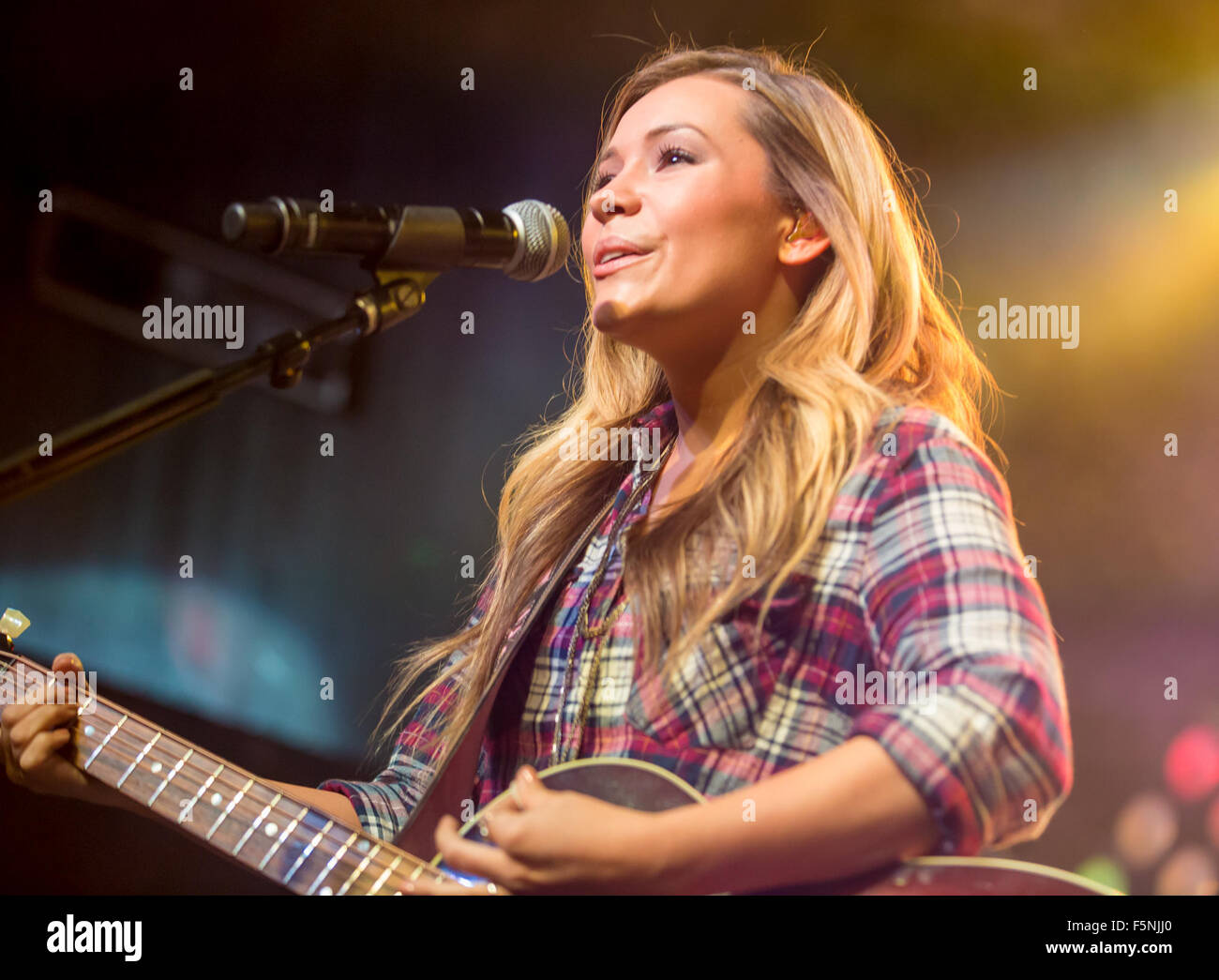 Detroit, Michigan, USA. 6th Nov, 2015. TAYLOR DYE of MADDIE & TAE ...