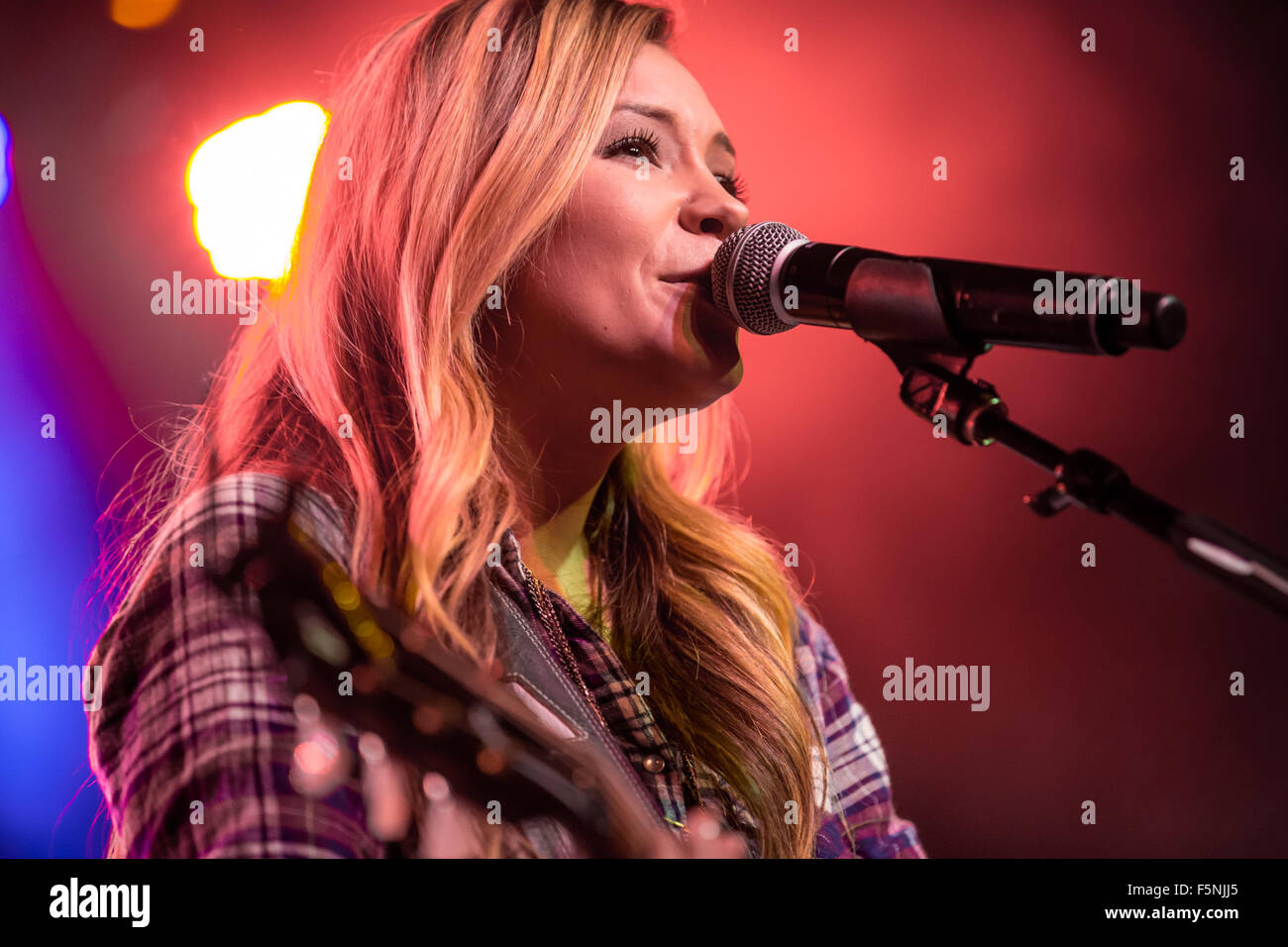 Detroit, Michigan, USA. 6th Nov, 2015. TAYLOR DYE of MADDIE & TAE ...