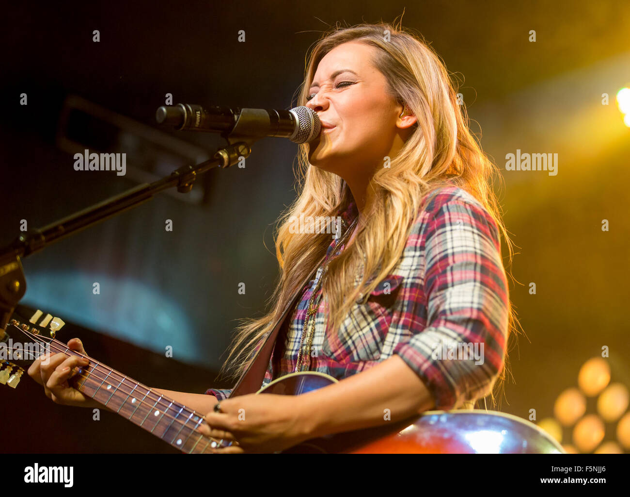 Detroit, Michigan, USA. 6th Nov, 2015. TAYLOR DYE of MADDIE & TAE ...