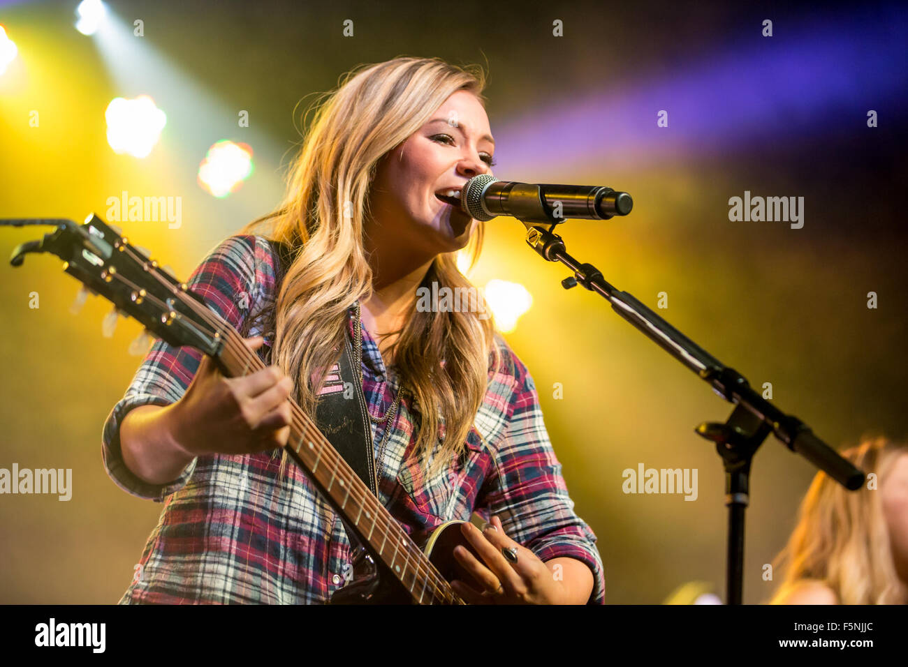 Detroit, Michigan, USA. 6th Nov, 2015. TAYLOR DYE of MADDIE & TAE ...