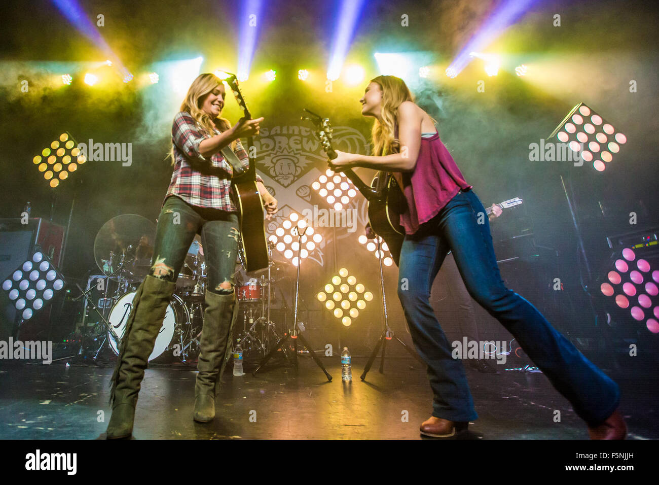 Detroit, Michigan, USA. 6th Nov, 2015. MADISON MARLOW and TAYLOR DYE of ...