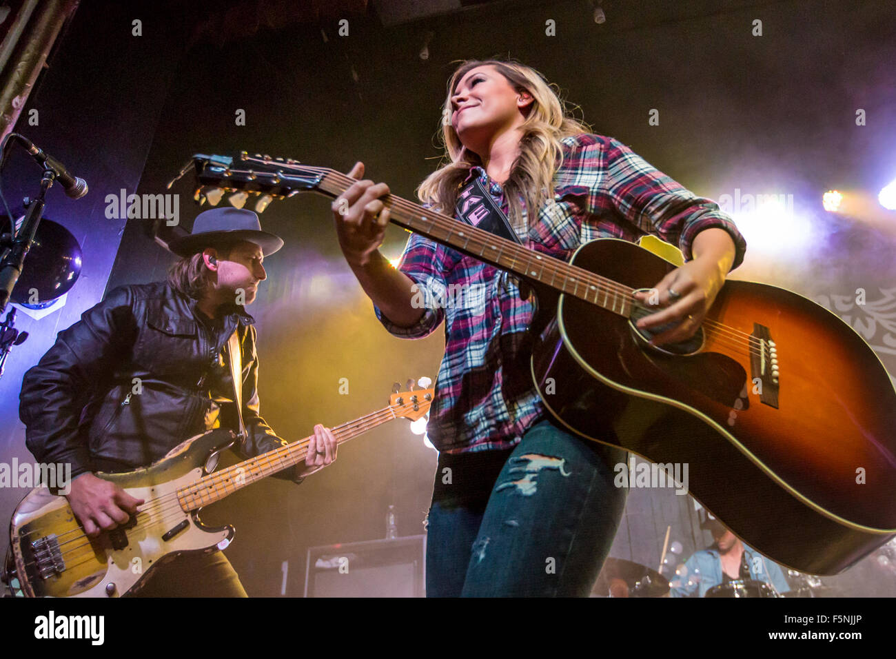 Detroit, Michigan, USA. 6th Nov, 2015. TAYLOR DYE of MADDIE & TAE ...