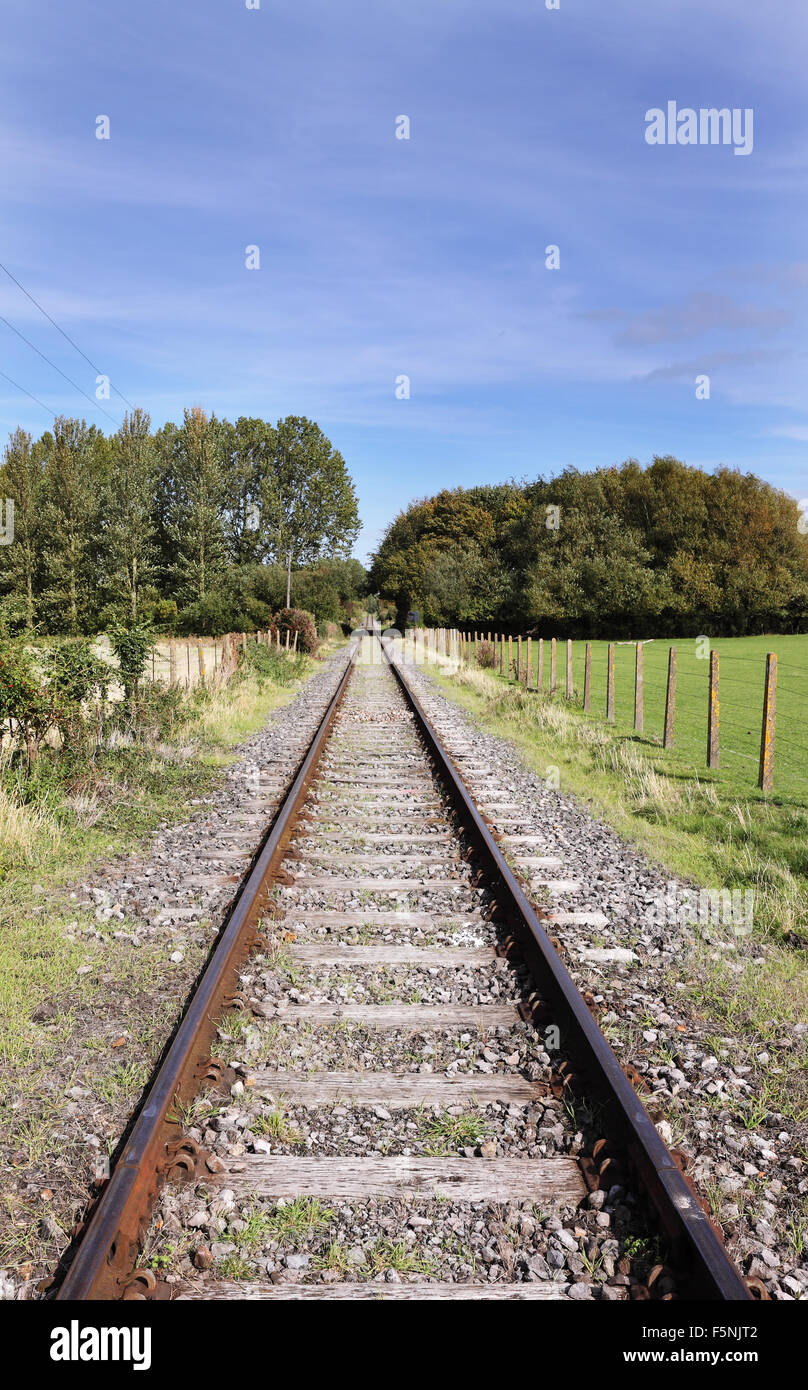 Parallel Railway Tracks converging into the distance Stock Photo - Alamy