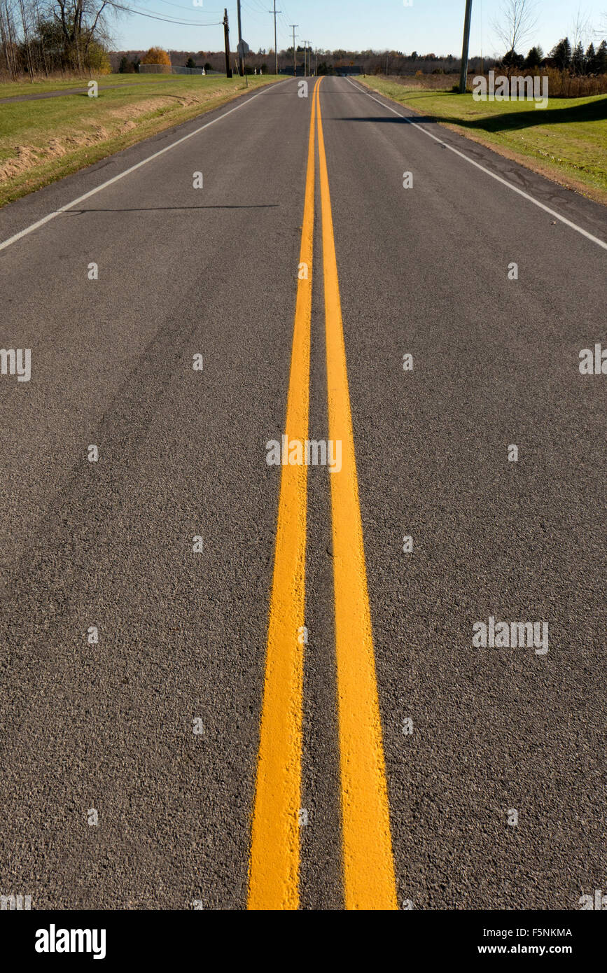 Paved road perspective hi-res stock photography and images - Alamy