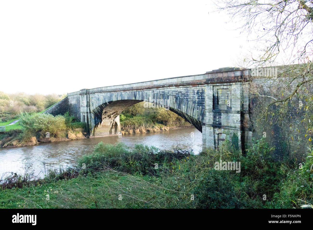 Single arch stone bridge hi-res stock photography and images - Alamy
