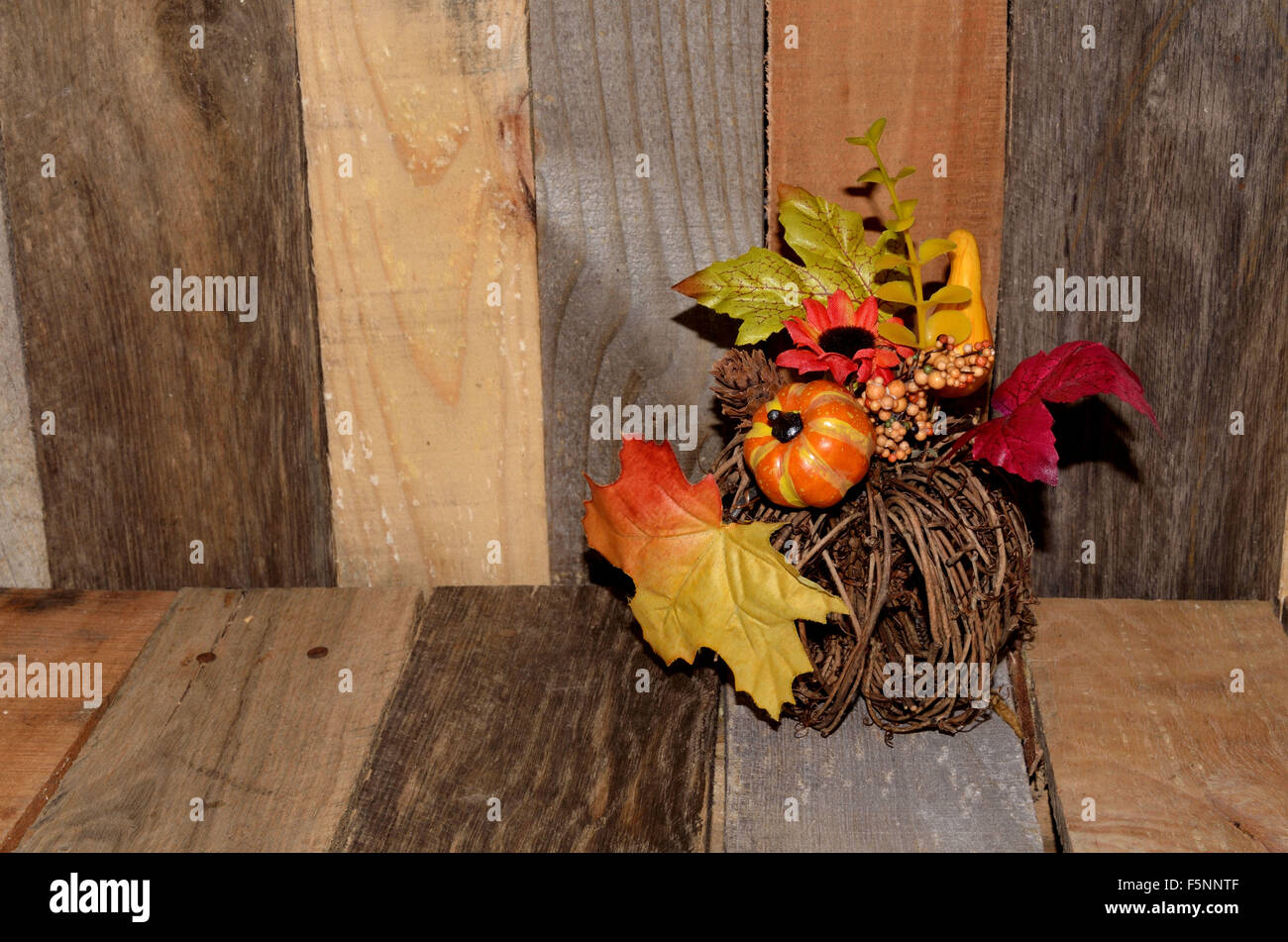 Rustic autumn decoration with fall colors on pallet wood backdrop Stock ...