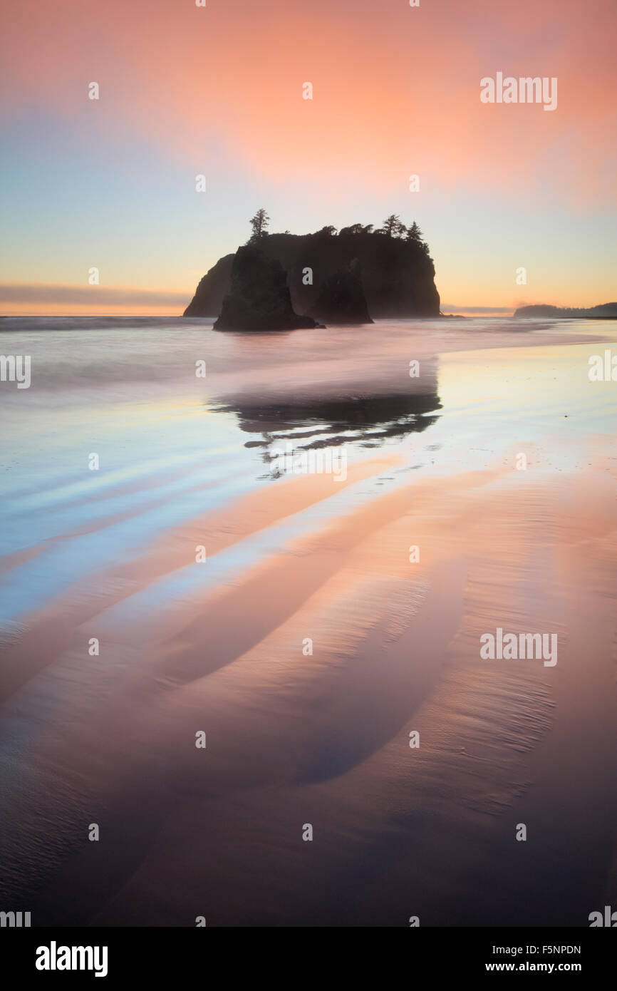 Colorful sunset at Ruby Beach in Olympic National Park, Washington ...