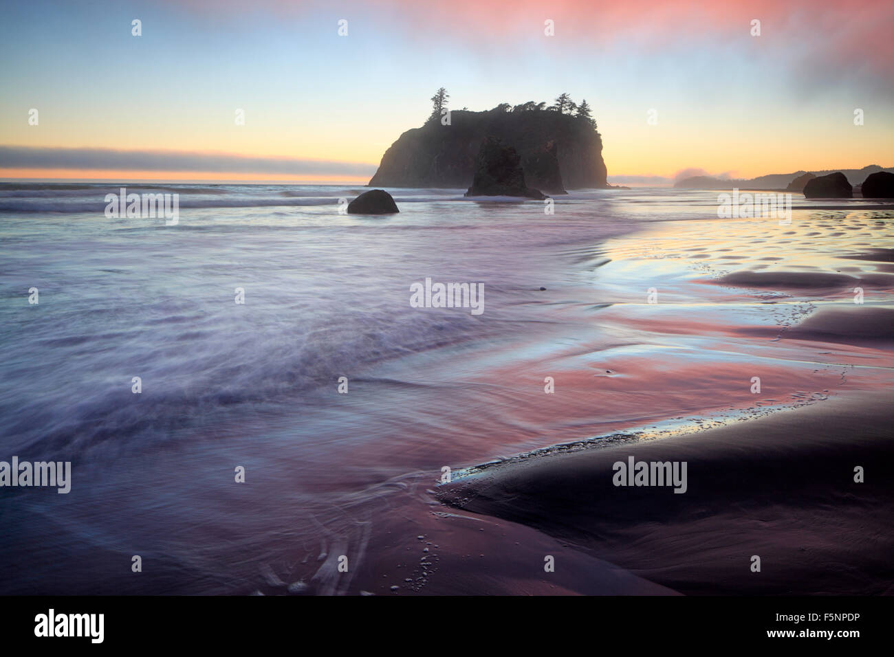 Colorful sunset at Ruby Beach in Olympic National Park, Washington ...