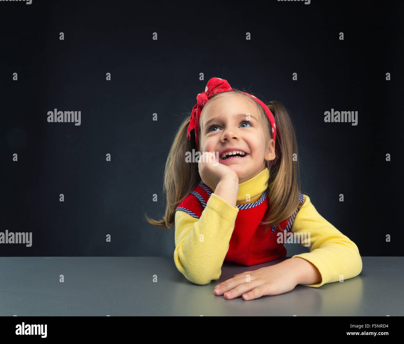 Face hand under chin smiling hi-res stock photography and images - Alamy