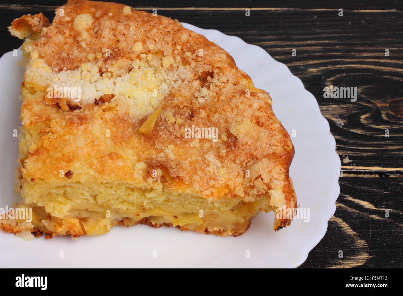 apple pie lying on a plate closeup Stock Photo - Alamy