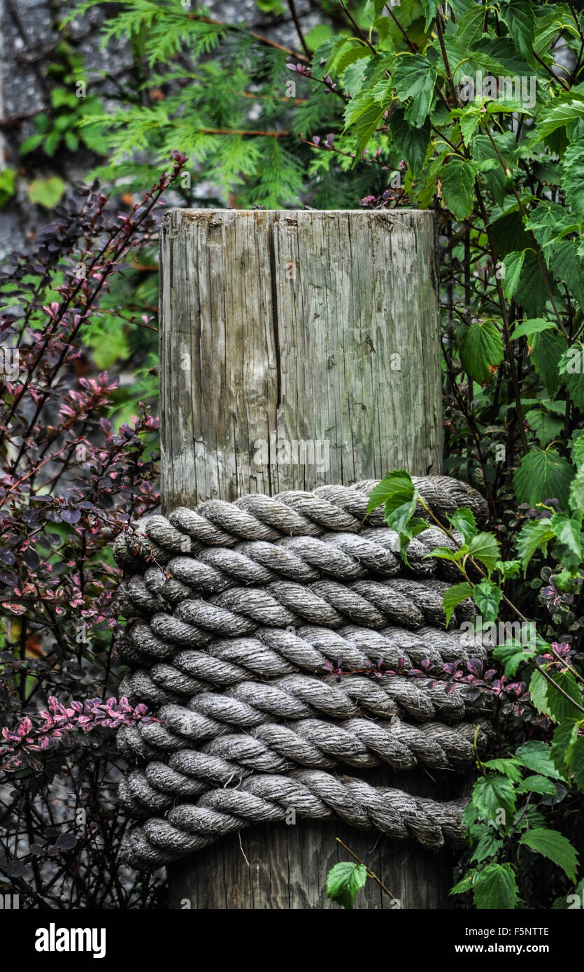 Rope around pole hi-res stock photography and images - Alamy