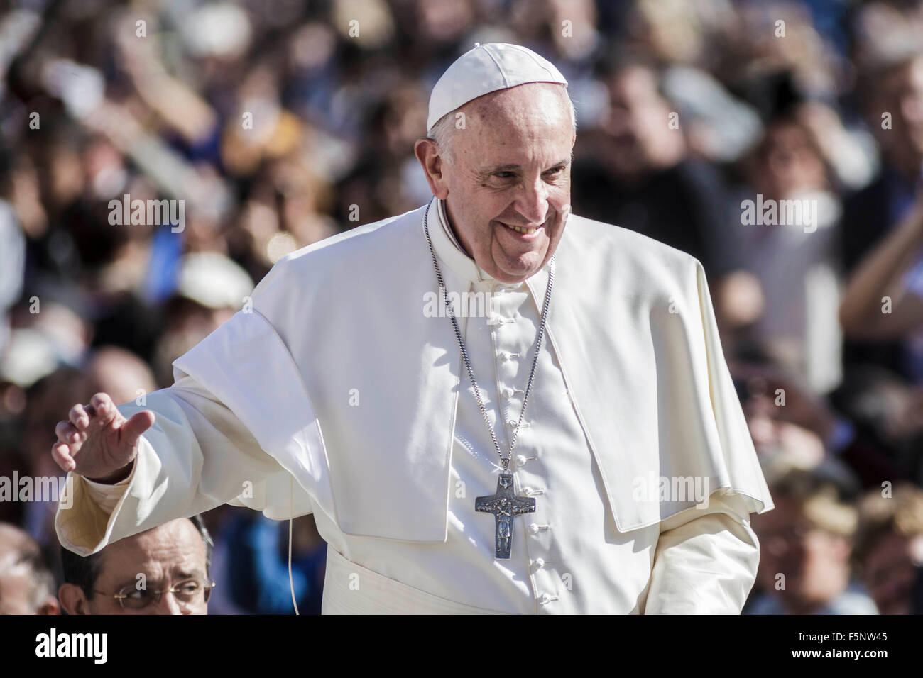 Vatican City, Vatican. 07th Nov, 2015. Pope Francis greets the faithful ...