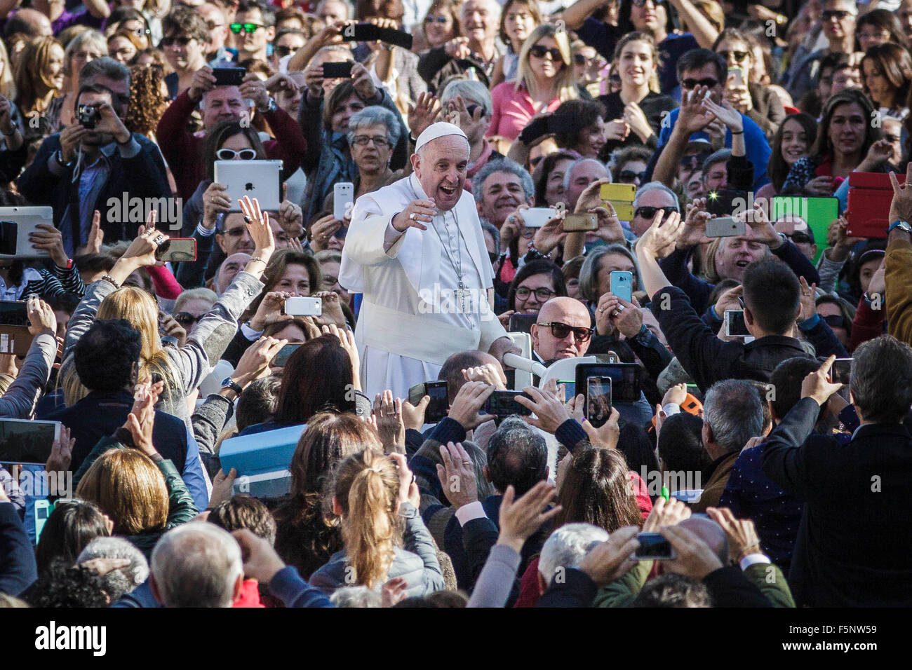 Vatican City, Vatican. 07th Nov, 2015. Pope Francis greets the faithful ...