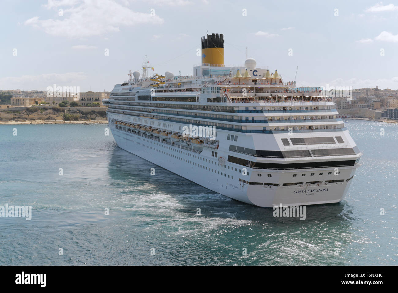 Cruise ship arriving valetta hi-res stock photography and images - Alamy
