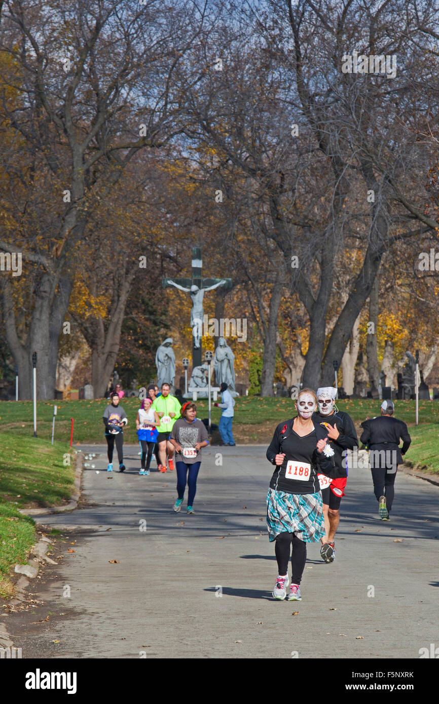 Detroit, Michigan USA. Runners in Holy Cross Cemetery during the annual ...