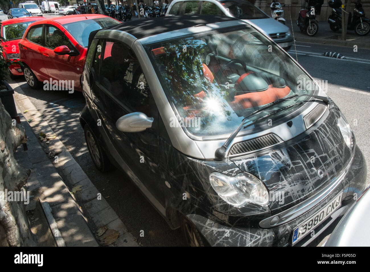 Smart car small parking space hi-res stock photography and images - Alamy