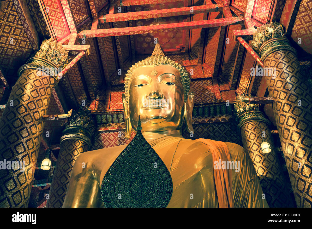 The main Buddha image, Wat Phanan Choeng in Ayutthaya Stock Photo - Alamy