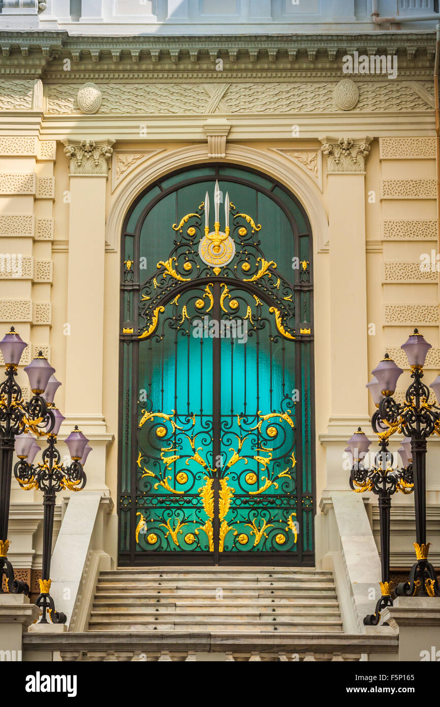 Grand temple doors hi-res stock photography and images - Alamy