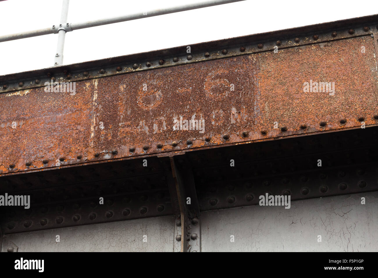 Bridge headroom sign hi-res stock photography and images - Alamy
