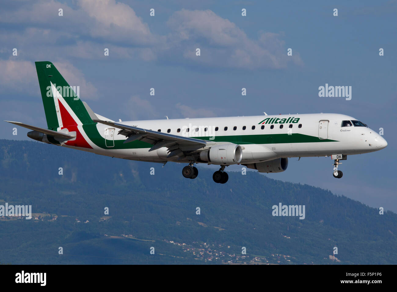 Embraer 175 High Resolution Stock Photography and Images - Alamy