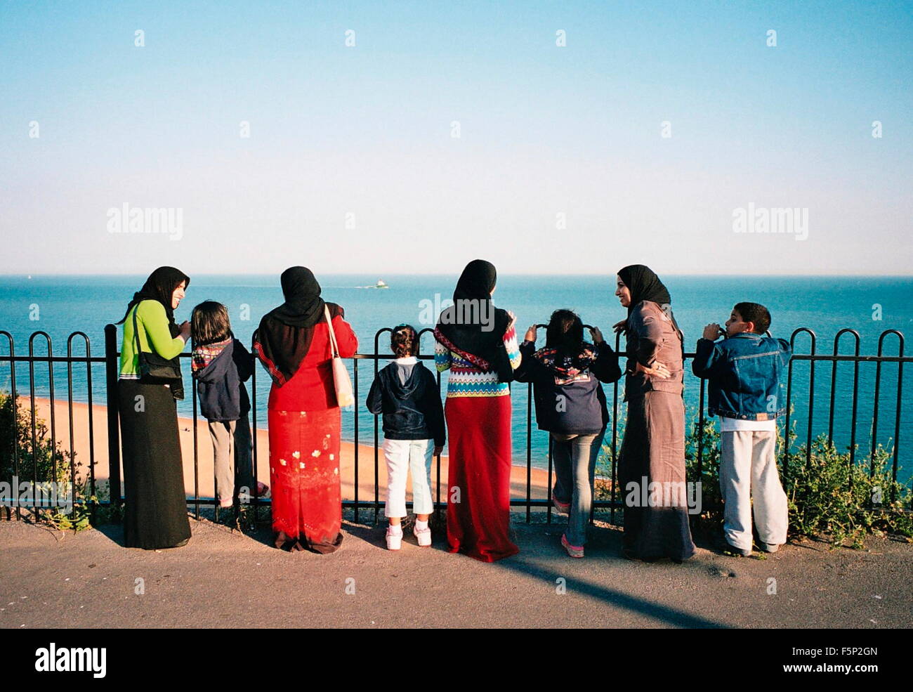 AJAXNETPHOTO. FOLKESTONE, ENGLAND. - ENGLISH CHANNEL - PEOPLE LOOKING ...