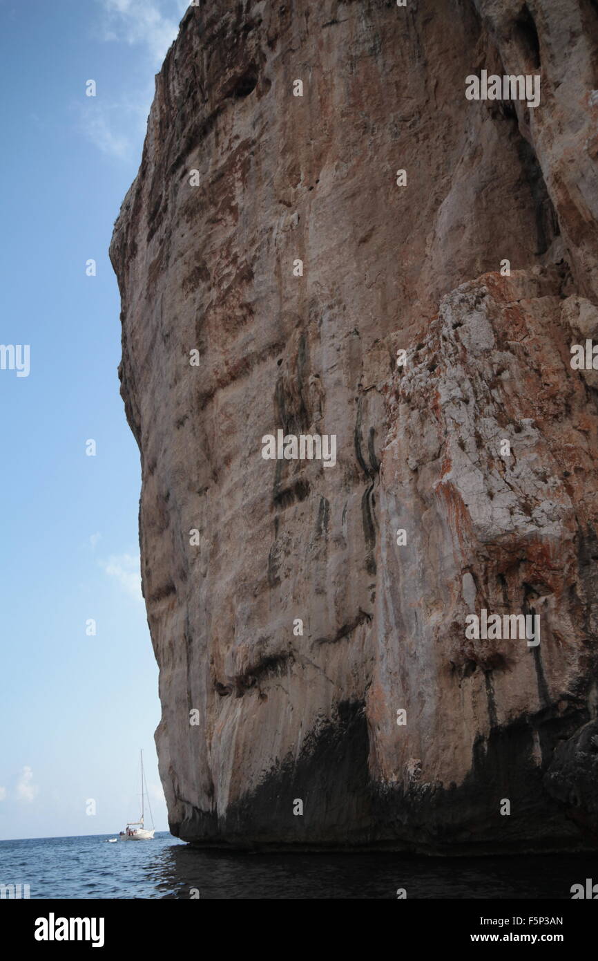 Towering cliffs hi-res stock photography and images - Alamy