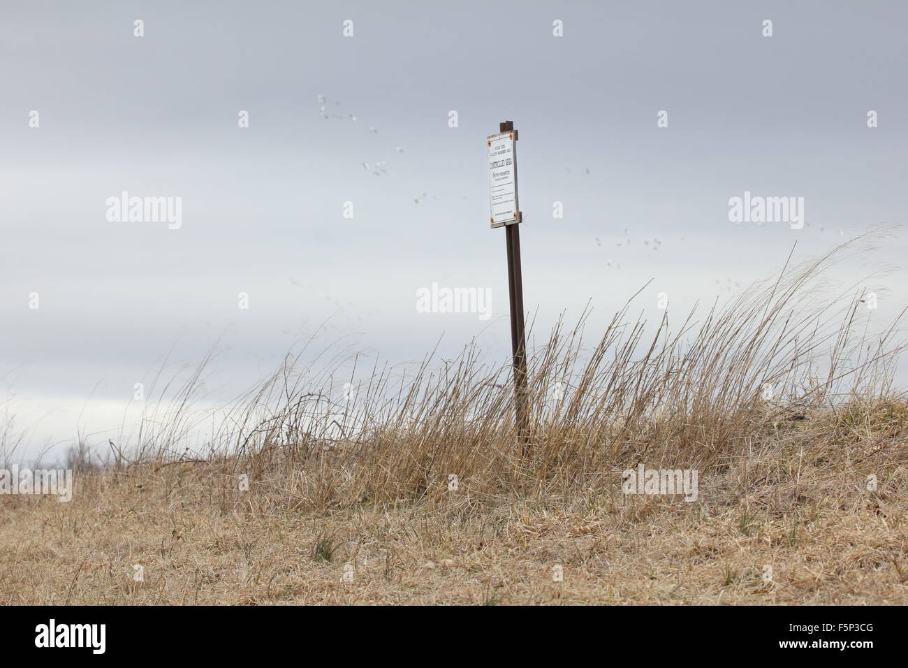Sign warn grass field hi-res stock photography and images - Alamy
