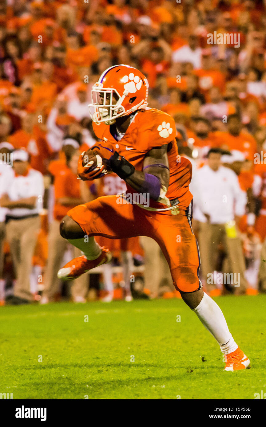 Clemson Tigers running back Wayne Gallman (9) runs 25 yards for a ...