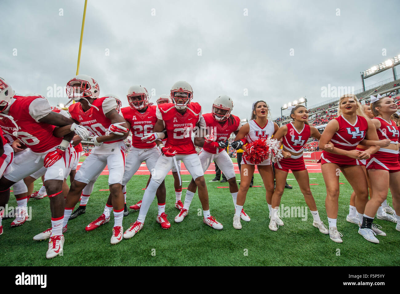 Houston, Texas, USA. 7th Nov, 2015. Houston Cougars players and ...