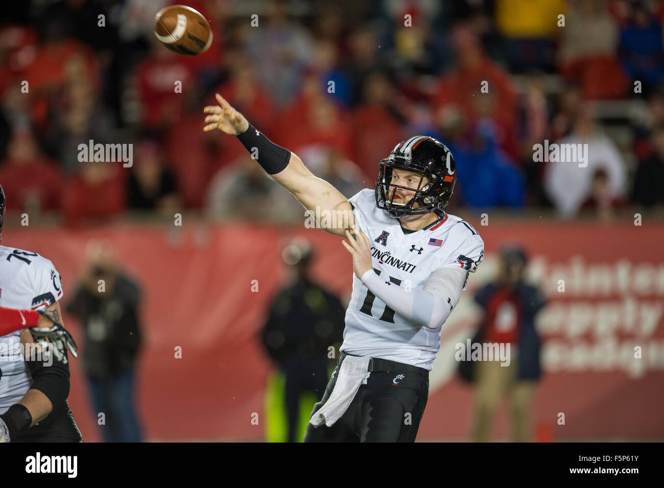 Houston, Texas, USA. 7th Nov, 2015. Cincinnati Bearcats quarterback ...