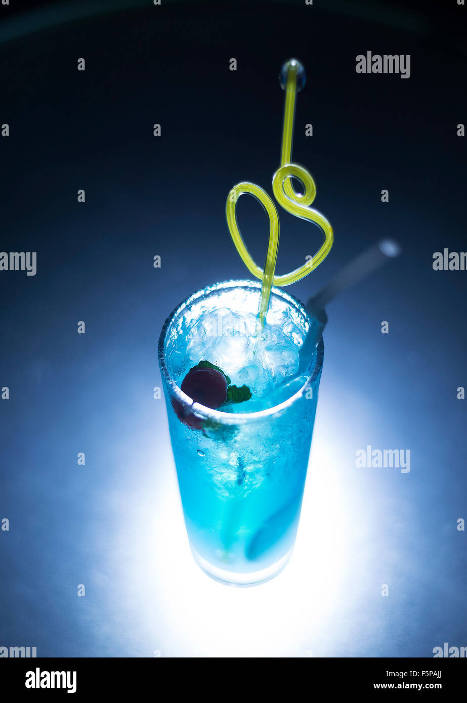 Blue cocktail bar hi-res stock photography and images - Alamy