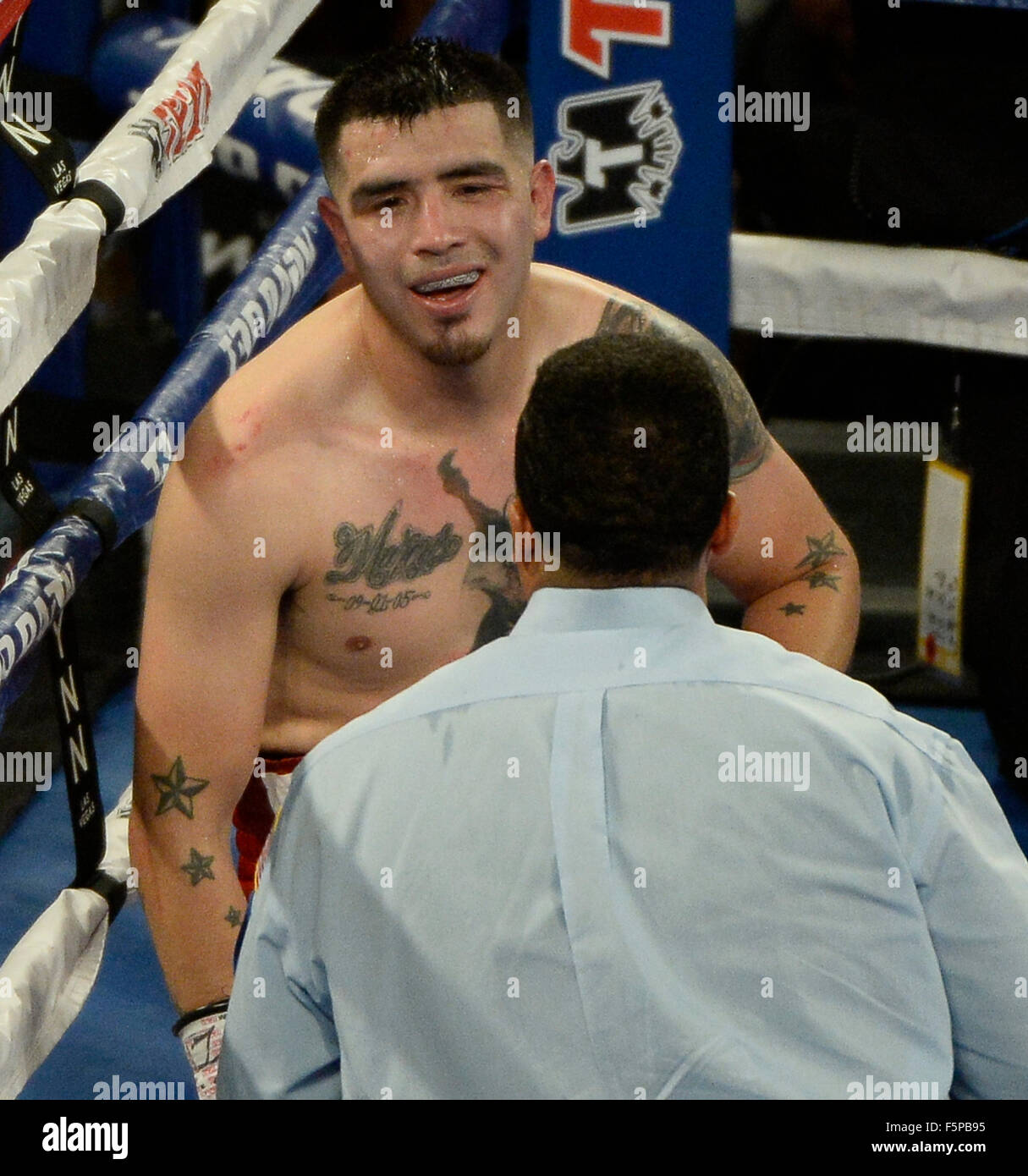 Las Vegas Nevada.USA. 7th Nov, 2015. Ref Tony Weeks checks out Brandon ...