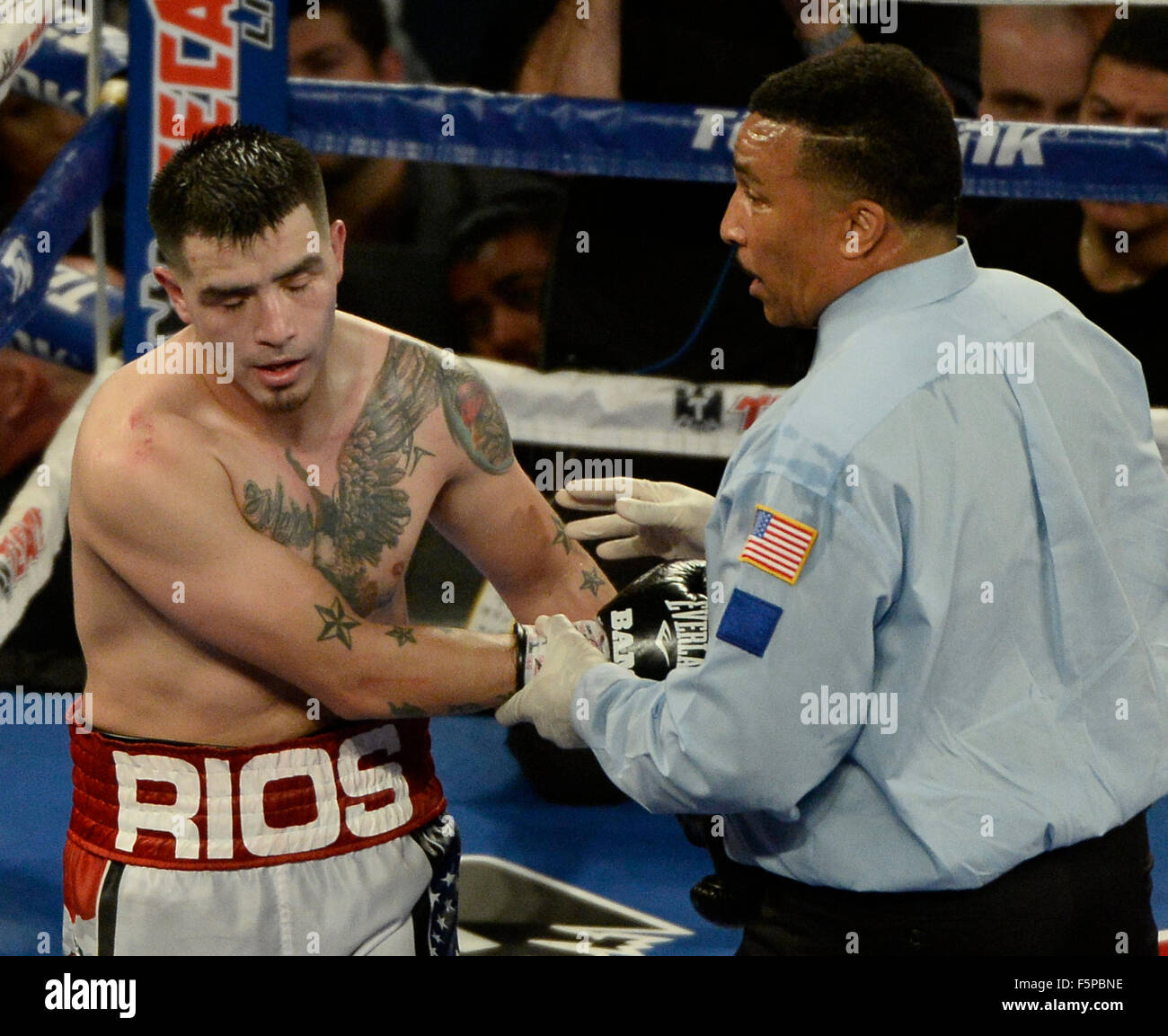 Las Vegas Nevada.USA. 7th Nov, 2015. Ref Tony Weeks checks out Brandon ...