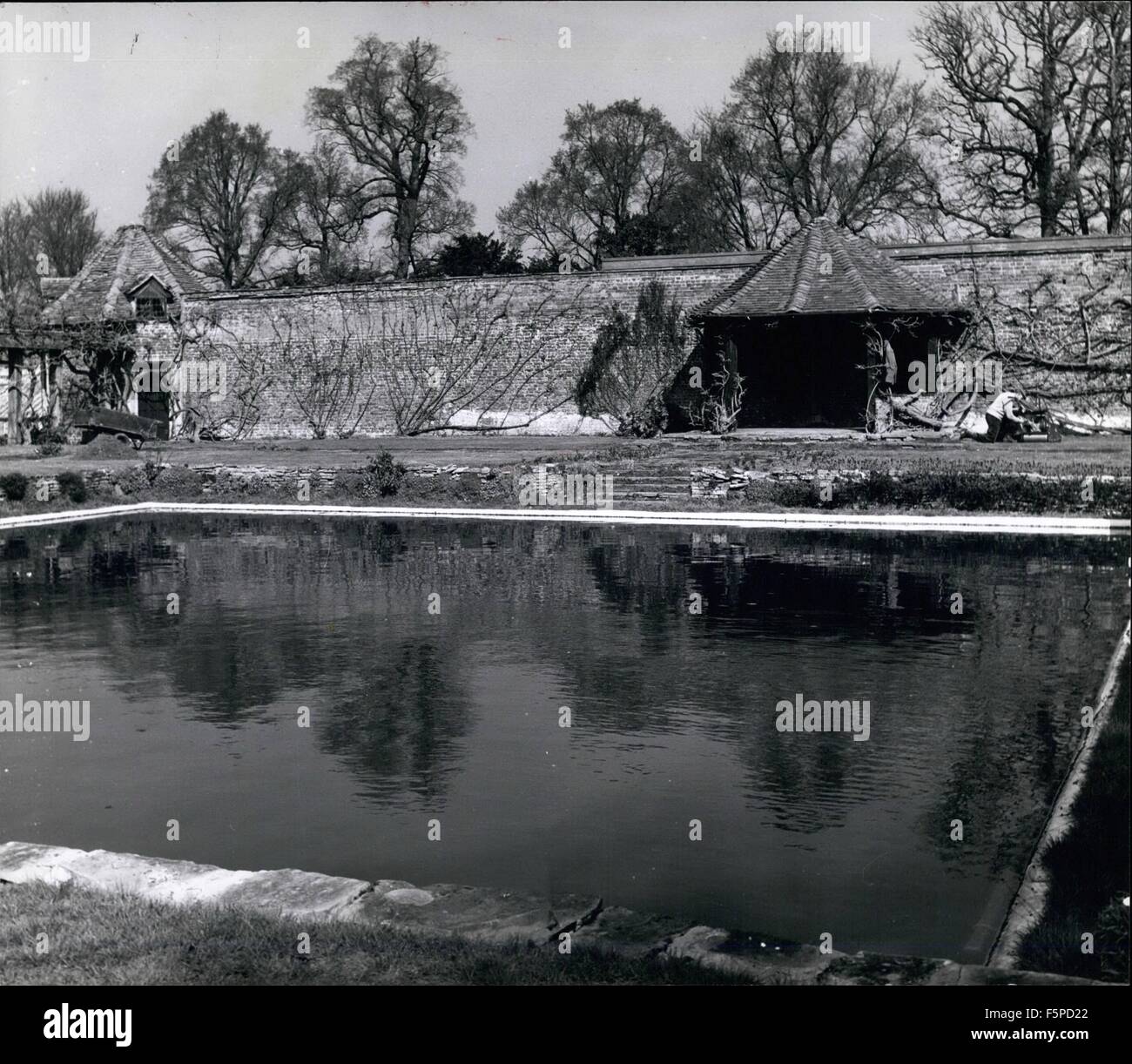 1953 - The swimming pool at Sutton Place Mansion and summer house ...