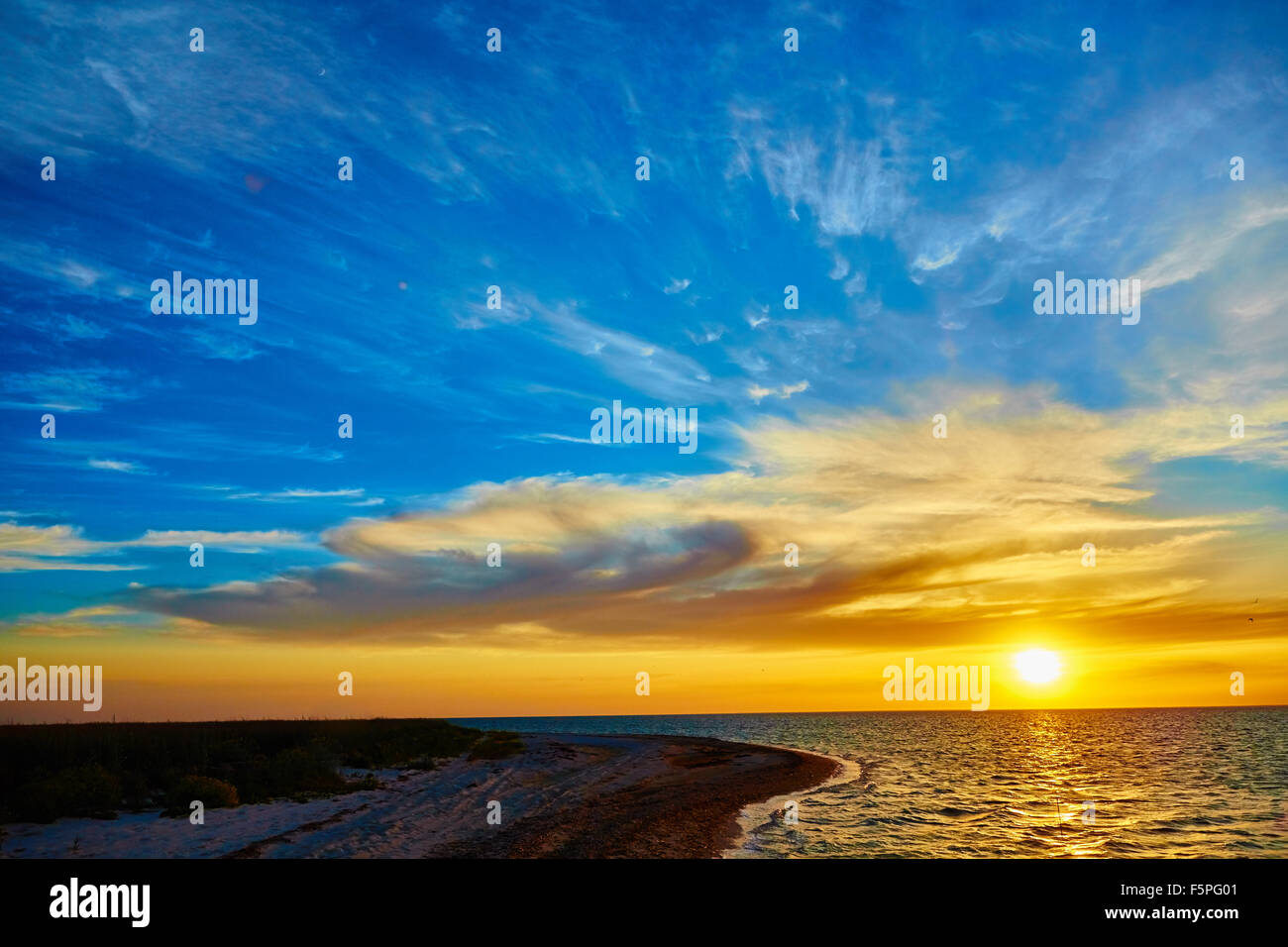Sunrise over ocean hi-res stock photography and images - Alamy