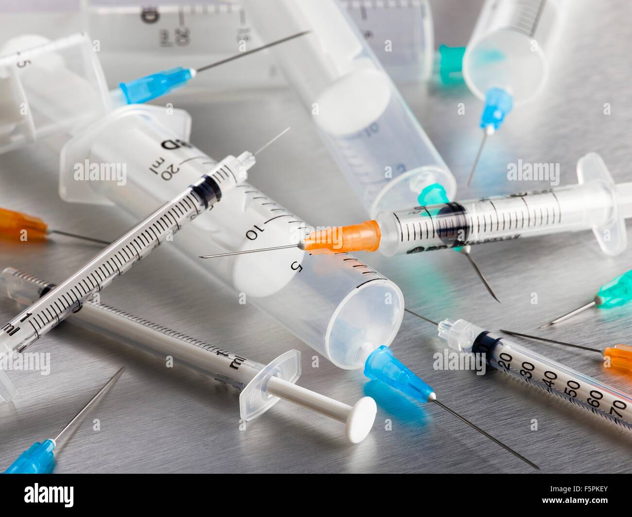 Needles and syringes hi-res stock photography and images - Alamy