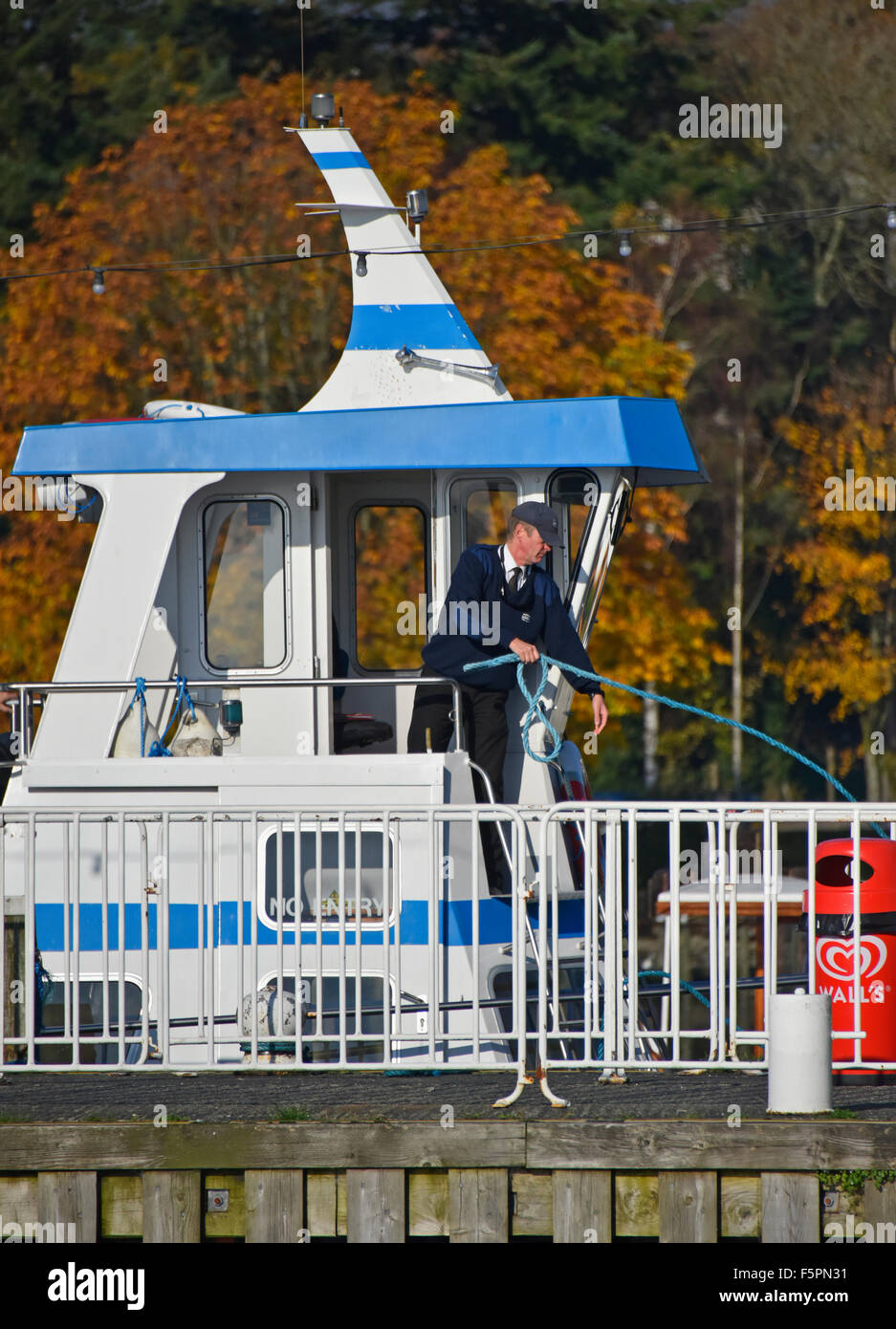 Casting off. Ambleside Pier on Windermere. Waterhead, Ambleside, Lake ...