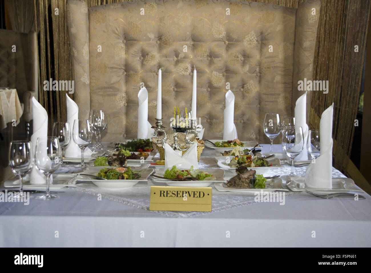 Reserved table in luxury restaurant Stock Photo - Alamy