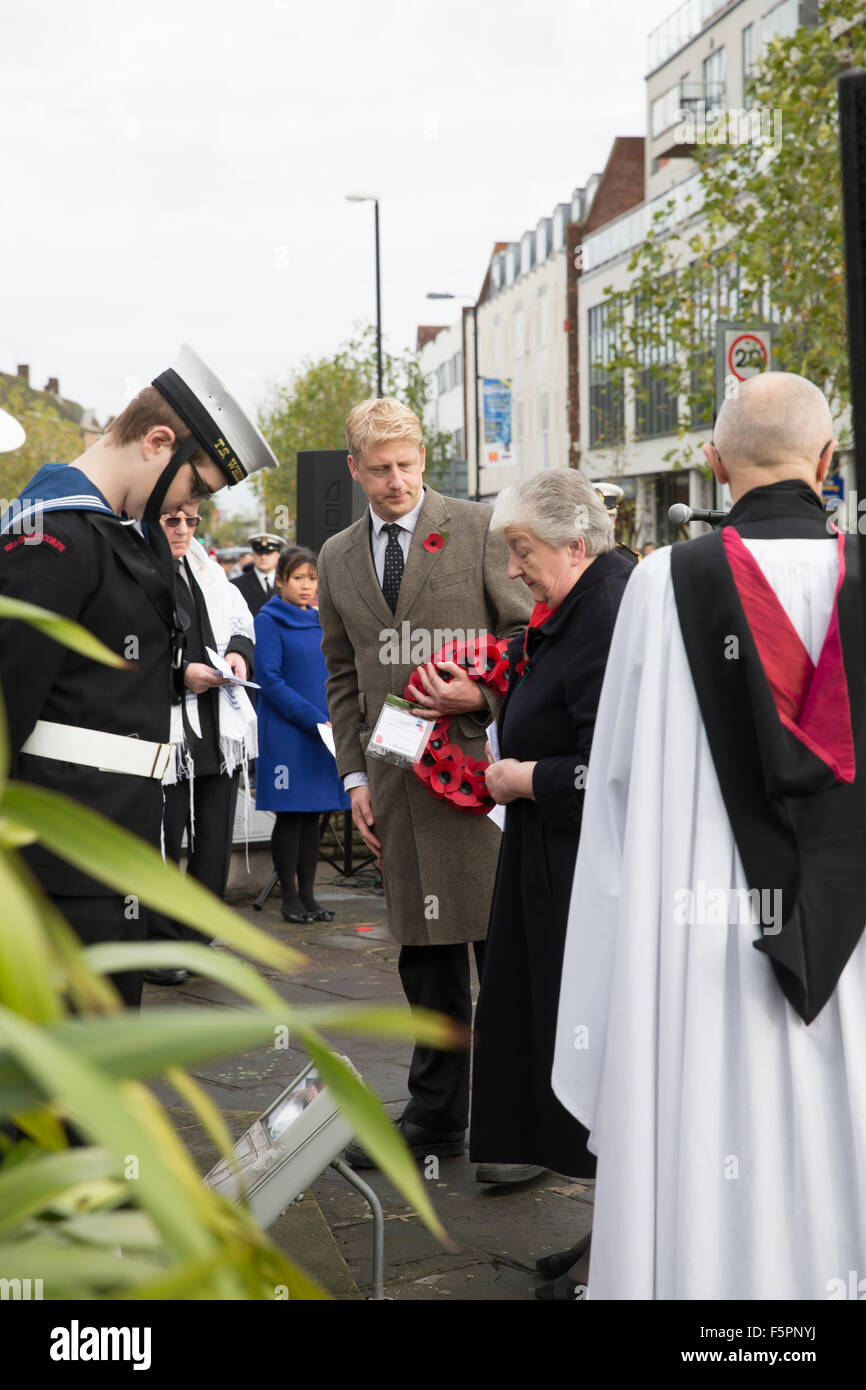 Orpington, UK. 8th Nov, 2015. Jo Johnson MP lays a wreath in Orpington ...