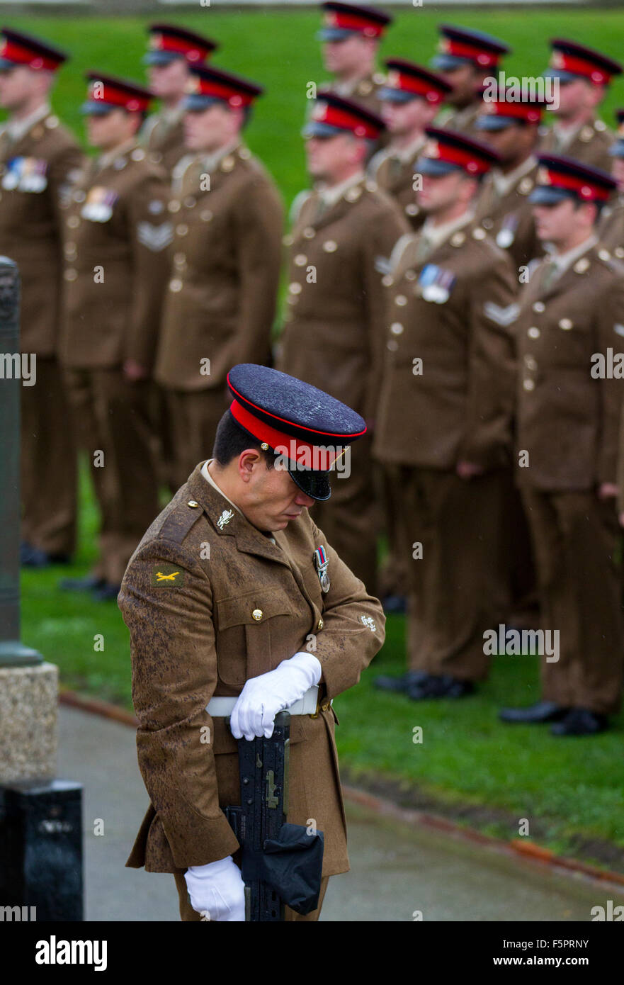 British Soldier Saluting Stock Photos & British Soldier Saluting Stock ...