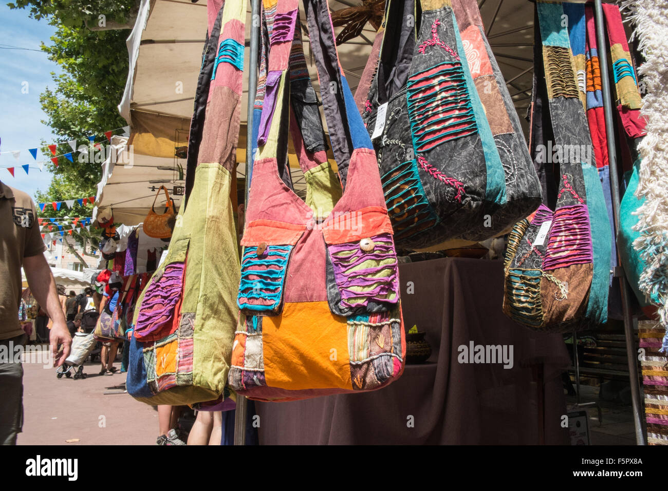 Hand bag stall hi-res stock photography and images - Alamy